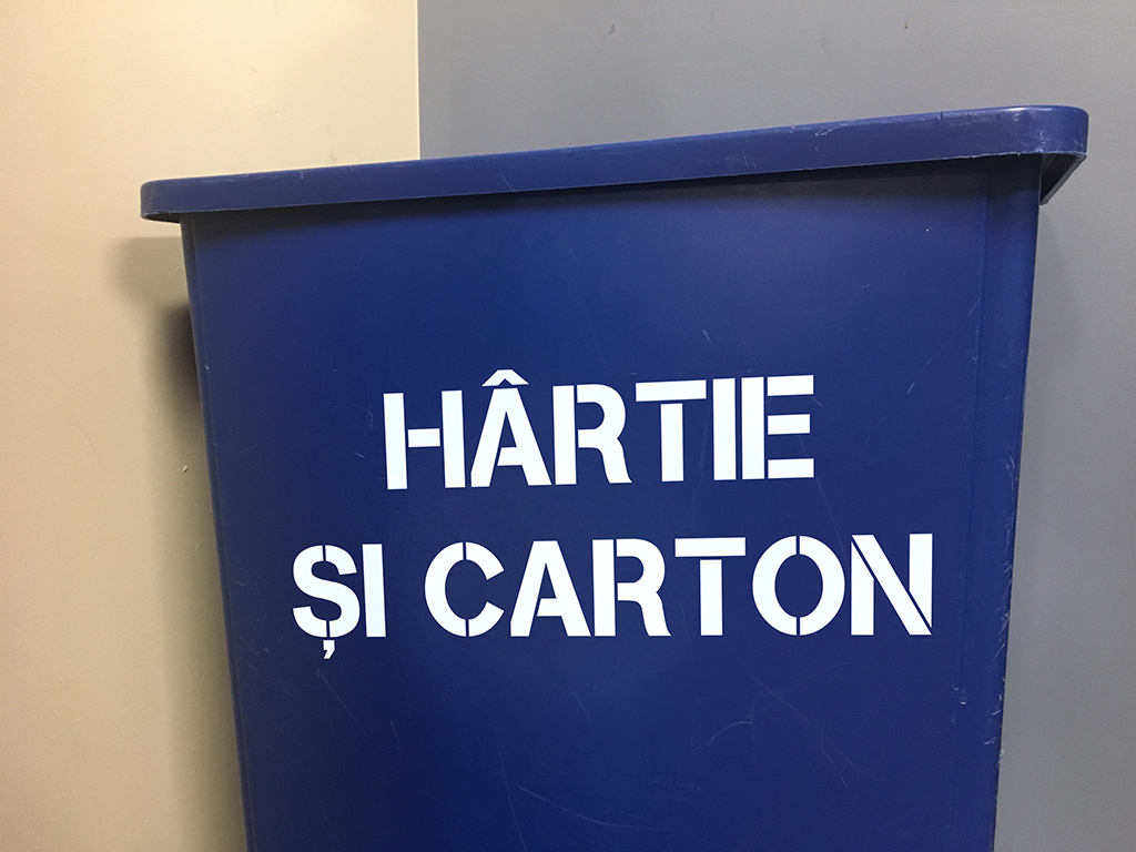 Sablon reutilizabil cu mesajul Hartie si carton pentru colectarea ...