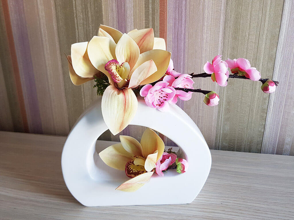 Aranjament orhidee galbenă în vas ceramic alb