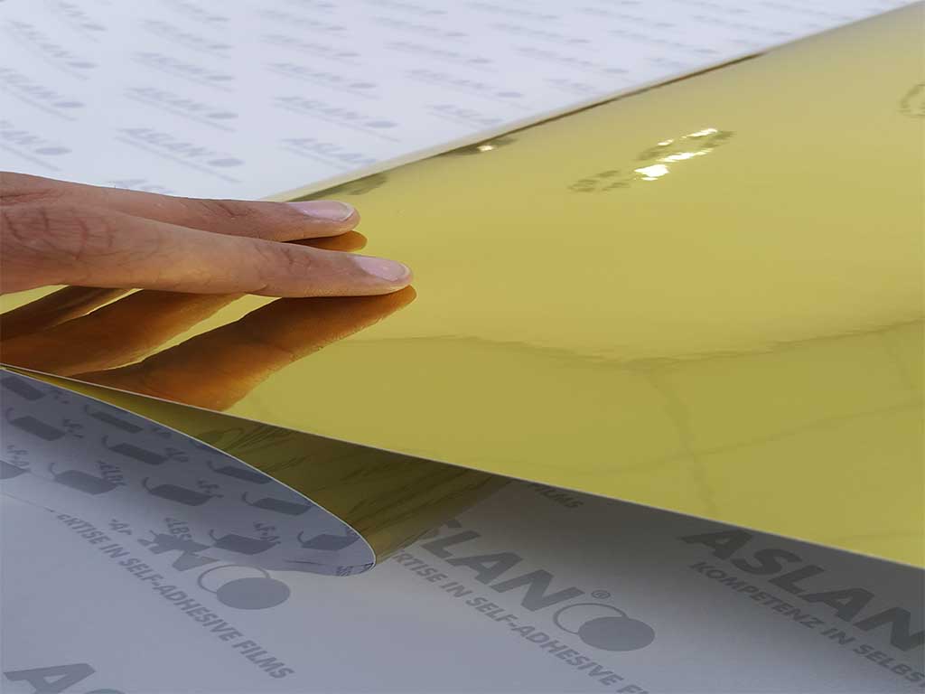 Autocolant decorativ, cu efect metalic, de culoare aurie, brand Aslan.