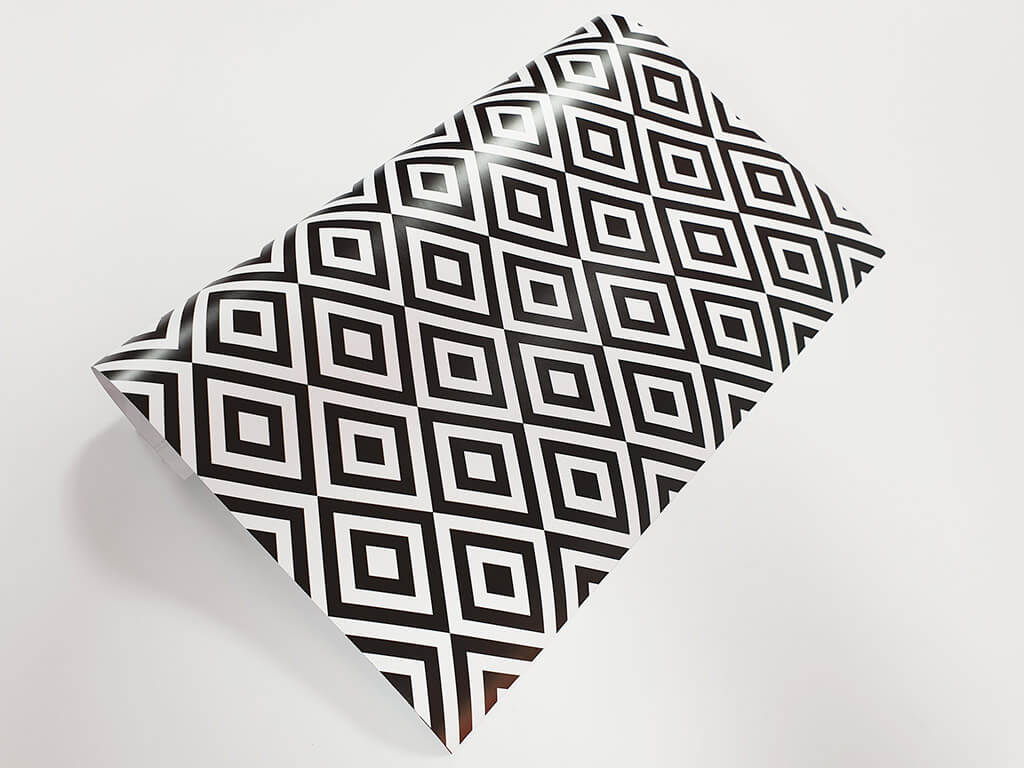 Autocolant alb cu romburi negre – model geometric | Folina