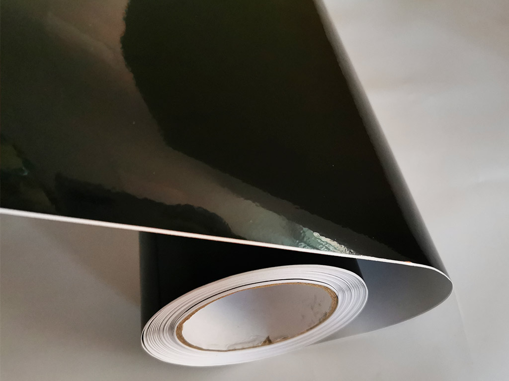 Autocolant negru lucios Ultra Glossy, de la Folina, 152 cm latime