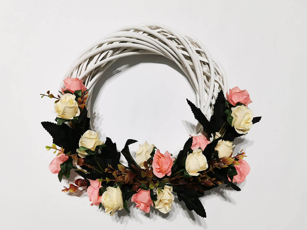 Coroniţă decorativă, Folina, albă cu flori artificiale roz, 30 cm