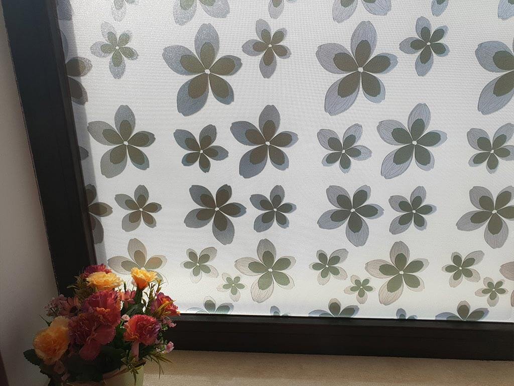 Folie geam autoadeziva, imprimeu flori, de culoare aurie, brand Folina